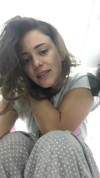 Spanish Girl Talking While Doing Something 2 En Anglais