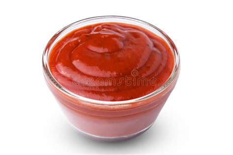 Un Cuenco De Salsa De Tomate De Tomate Roja Aislada En Un Fondo Blanco