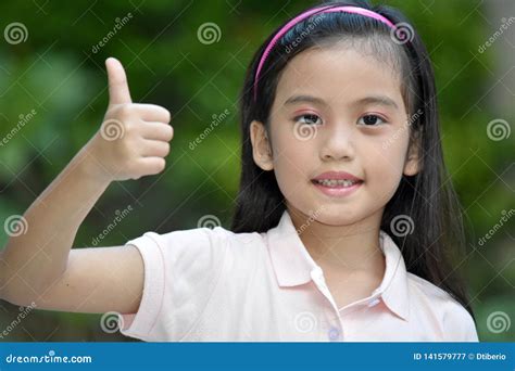 Asiatischer Jugendlicher Mit Den Daumen Oben Stockbild Bild Von
