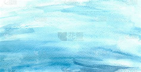 手工绘画。浅蓝色水彩背景。笔刷线条磨砂纹理抽象画在纸上。背景，背景，平铺，覆盖的概念。复制空间的文本