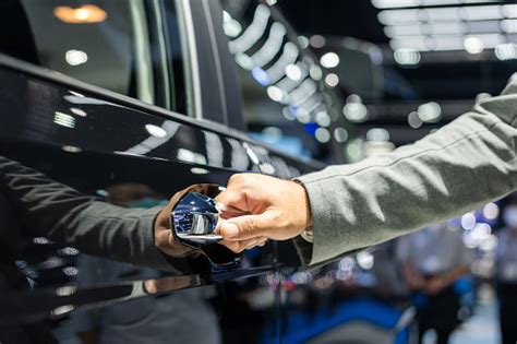 남성 손을 밀고 열쇠가 없는 버튼 손 그립 차 도어를 닫아 차 문을 엽니다 거리에 대한 스톡 사진 및 기타 이미지 거리 고속도로 교통 Istock