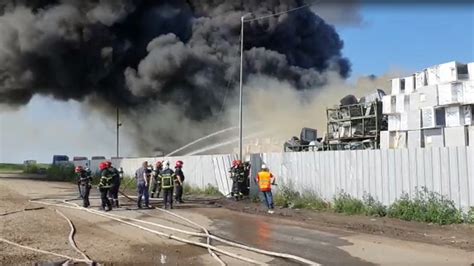 Buzău Incendiu puternic la Țintești la un depozit de materiale