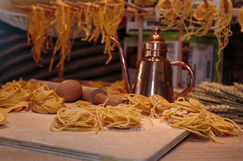 생 쌀된 Tagliatelle 이탈리아 파스타 계란 가루 나무 테이블에 롤링 핀 건강한 생활방식에 대한 스톡 사진 및 기타