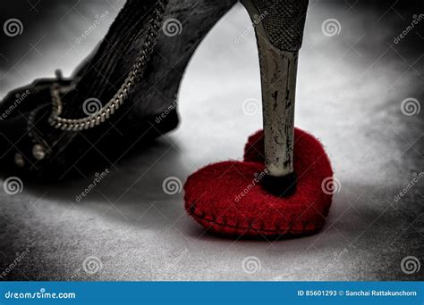 Los Zapatos De Las Mujeres Pisan Fuerte En Corazón Quebrado En Tono