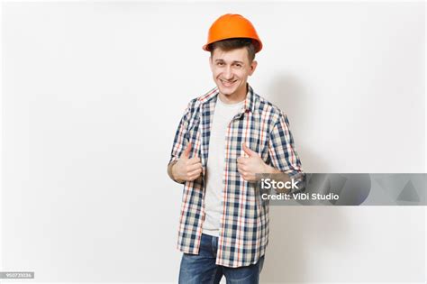 영 캐주얼 의류 및 보호 건설 주황색 헬멧에 고립 된 흰색 배경 엄지손가락을 보여주는에 잘생긴 남자를 웃 고 재건축 아파트 룸 액세서리입니다 수리 가정 개념입니다 Diy에