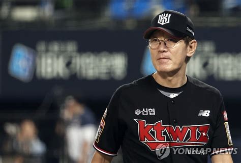 Kt 이강철 감독과 3년 24억원에 재계약현역 감독 최고 대우 나무뉴스