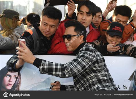 Actor Hong Kong Donnie Yen Posa Para Selfies Con Los — Foto Editorial