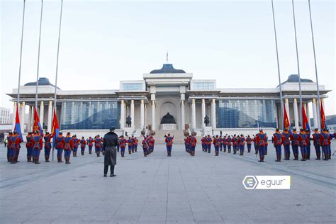 Фото Төрийн далбааг мандууллаа Eguur Mn