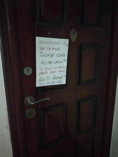 Au Dat O La Ziar„nu Mai Urla Când Faci Sex”anunțul Pus Pe Ușa Unui