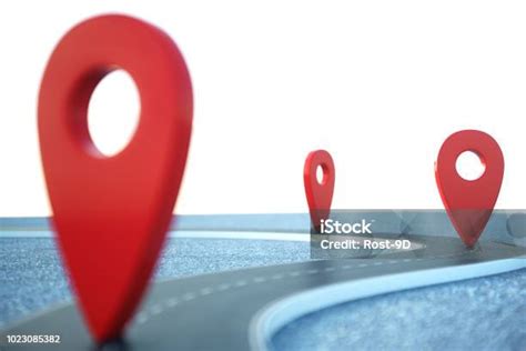 도 방식으로 위치 Infographic 핀 포인터입니다 빨간색 포인터도 방법입니다 도 방법에 흐린 푸른 하늘 배경입니다 3 차원 일러스트 레이 션 도로에 대한 스톡 사진 및