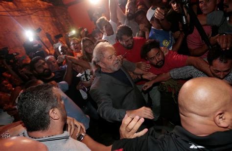 Lula Deixa Sindicato Dos Metalúrgicos E Segue Para O Aeroporto De