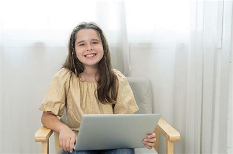 학교 교실에서 노트북 컴퓨터를 사용하는 귀여운 소녀 집에서 노트북 컴퓨터로 배우는 어린 소녀 10 11세에 대한 스톡 사진 및 기타 이미지 Istock
