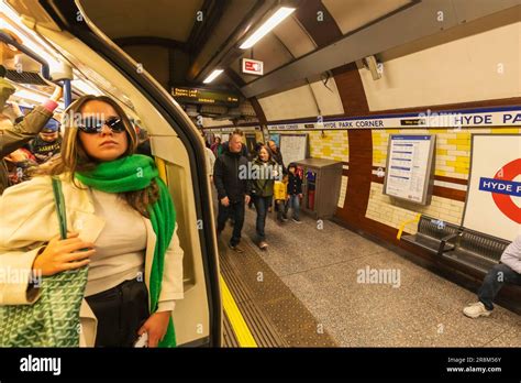 England London London Underground Subway Platform And Passengers