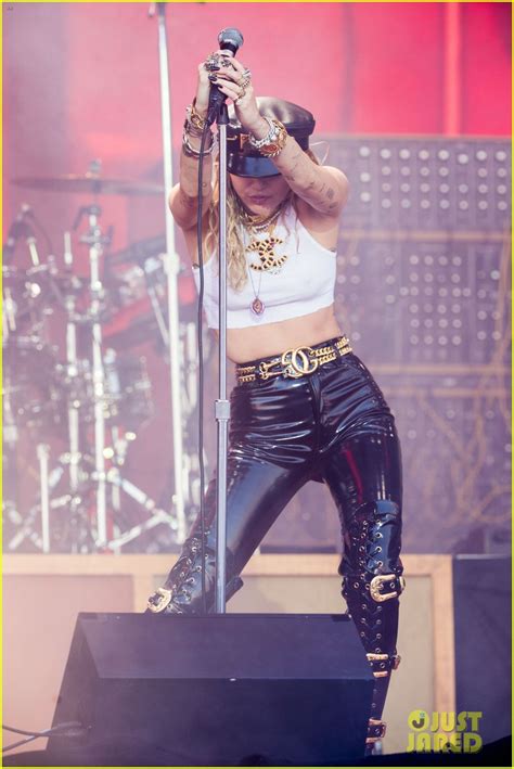 Photo Miley Cyrus Brings Out Dad Billy Ray Lil Nas X For Old Town Road