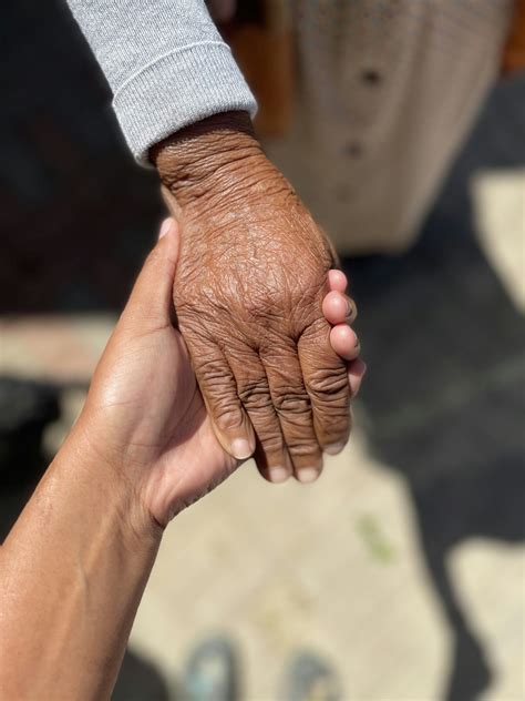 손을 잡고 있는 두 사람의 클로즈업 사진 Unsplash의 무료 몰폴롤 이미지