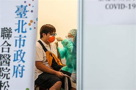 北市府一樓中庭增設疫苗接種站（2）圖 中央通訊社 Line Today