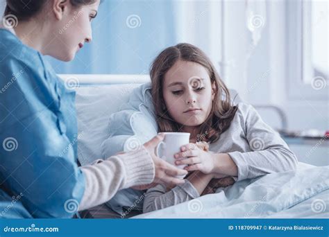 Gevende Moeder Die Hete Thee Geven Aan Zieke Dochter In De Kliniek