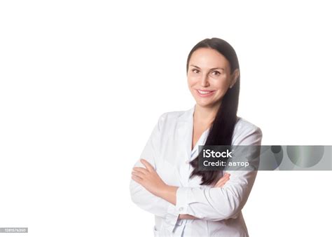 닥터 미용사 의료 가운을 입은 백인 친화적인 미소 짓는 여성 반 길이의 초상화 흰색으로 고립 물리치료사에 대한 스톡 사진 및