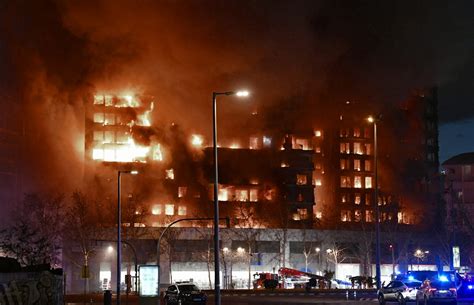 España Impactantes Imágenes Del Incendio Que Devora Edificio En Valencia