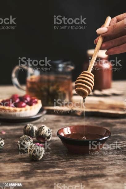 차와 케이크의 냄비와 주방 인테리어의 빈티지 구성 세련 된 겨울 그리고가의 개념 차 시간 및 아침 식사 검은 배경 0명에 대한