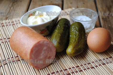 Салат из яичных блинчиков с колбасой 9 фото в рецепте