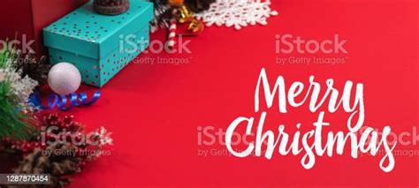 리본과 공이있는 빨간색 아늑한 배경에 선물 랩과 장식이있는 새해 인사말 개념 테두리 개념에 대한 스톡 사진 및 기타 이미지 개념 개념과 주제 검은색 Istock