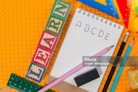 단어 Abc와 학교 빈 노트북 노란색 플라스틱 벽돌 접시에 제공합니다 0명에 대한 스톡 사진 및 기타 이미지 0명 개념과