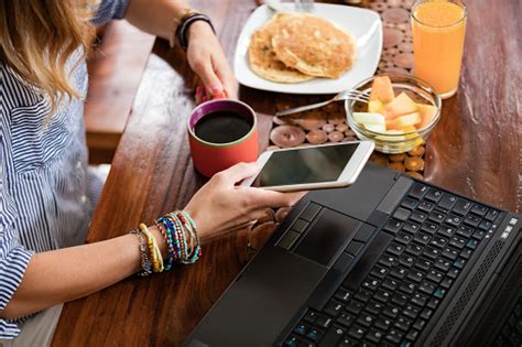 아침 식사 중 집에서 노트북과 휴대 전화를 사용하는 여성 프리랜서 개념 20 29세에 대한 스톡 사진 및 기타 이미지 20 29세 가정의 방 거실 Istock