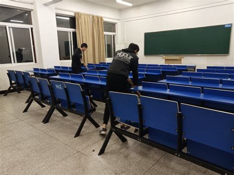 经贸系学生会开展“创建文明教室”活动之卫生大扫除 滁州职业技术学院