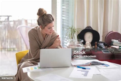 아름 다운 젊은 여자 프리랜서로 흰색 책상에 노트북으로는 가정에서 컴퓨터에서 작동 교육에 대한 스톡 사진 및 기타 이미지 교육 금융 노트북 Istock