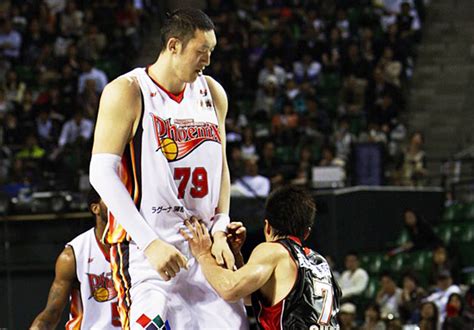 El jugador de basquet más alto del mundo Viva Basquet