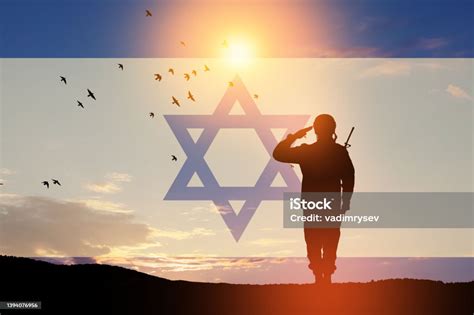 사막과 이스라엘 국기의 일출에 경의를 표하는 병사들의 실루엣 Remembrance Day에 대한 스톡 사진 및 기타 이미지