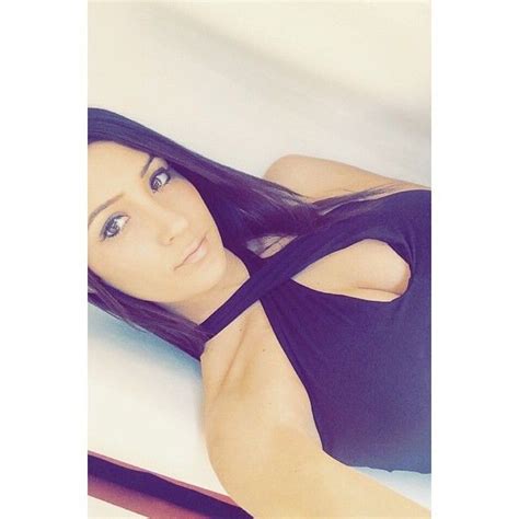 Unreal Aussie Brunette Scrolller