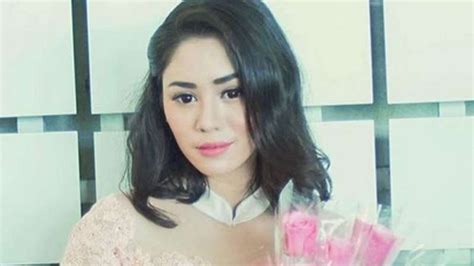 Foto Suami Tak Kuat Saat Azankan Saphira Indah Di Liang Lahat