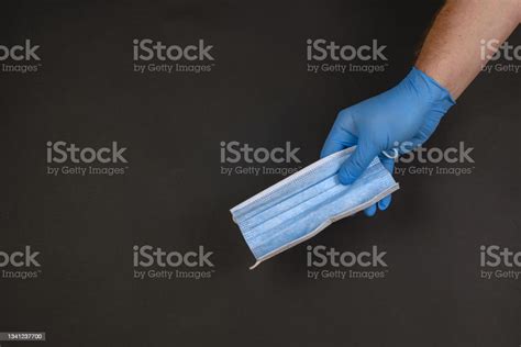 파란색 장갑을 끼고 의료용 마스크를 착용합니다 B에 대한 외과 의사의 손 45 49세에 대한 스톡 사진 및 기타 이미지 45