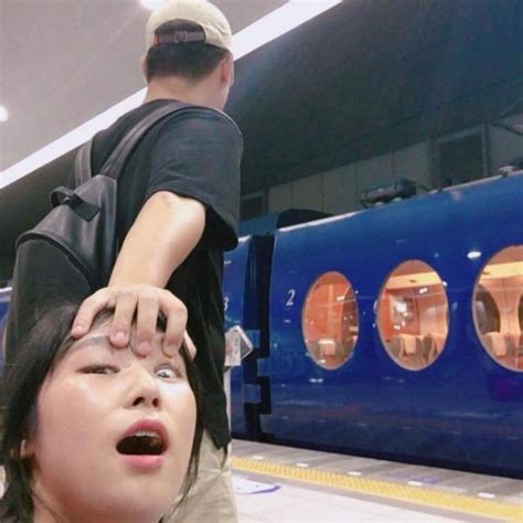 韓國情侶拍下這系列怪異合照，網友都被逗樂了 每日頭條