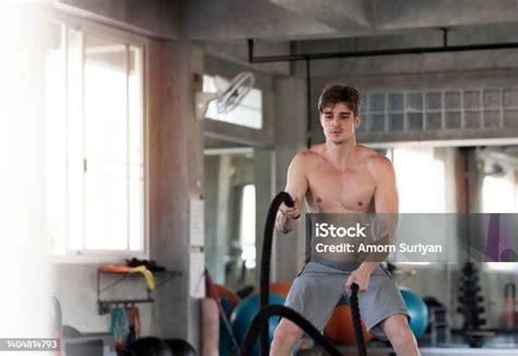 체육관에서 전투 로프를 가지고 일하는 청년 운동 및 운동 개념 한 명의 청년만에 대한 스톡 사진 및 기타 이미지 한 명의 청년만 헬스 클럽 25 29세 Istock