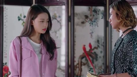 《因为遇见你》第17集02：张果果将绣品放在桌上，张雨欣趁机偷梁换柱电视剧高清完整版视频在线观看腾讯视频
