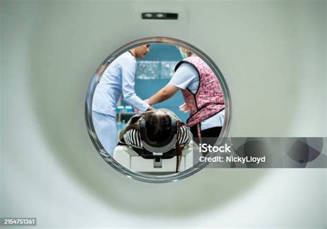 Ct 스캔 검사를 위해 여성 환자를 준비하는 의사와 간호사 20 24세에 대한 스톡 사진 및 기타 이미지 20 24세 25 29세 30 34세 Istock