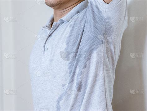 男人的衣服上沾着汗渍用除臭剂