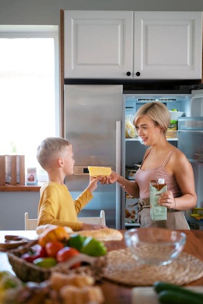 Enfant Cuisinant Et S amusant à La Maison Photo Gratuite