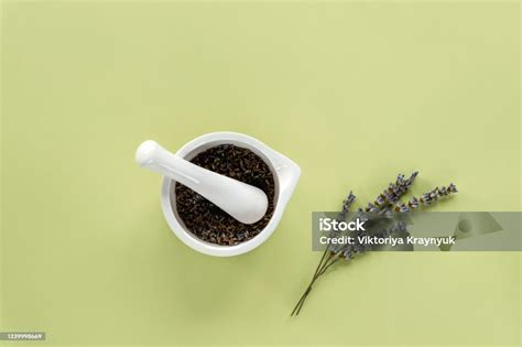 밝은 녹색 배경에 말린 라벤더 꽃 박격포와 페젤 상단 보기 복사 공간 천연 수제 화장품 컨셉 건강한 생활방식에 대한 스톡 사진