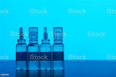 플라스틱 Ampoules 텍스트 위한 공간을 가진 파란 배경에 주사에 대 한 솔루션 0명에 대한 스톡 사진 및 기타 이미지