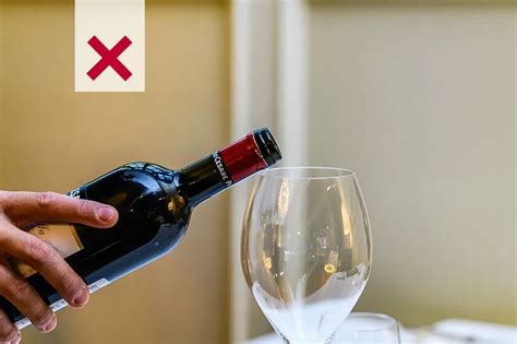 餐桌礼仪￨葡萄酒与香槟的正确倒酒姿势