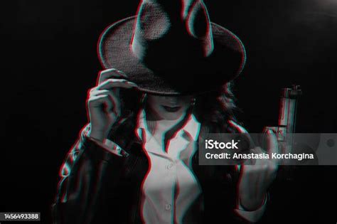 코트와 모자를 쓰고 손에 총을 든 여성 형사의 실루엣 1950 년대 탐정 스타일의 책 드라마 누아르 초상화 글리치 효과의 사진