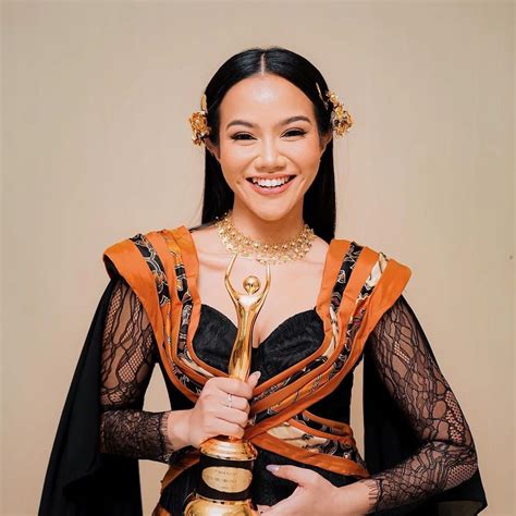 Begini Penampilan Yura Yunita Saat Manggung