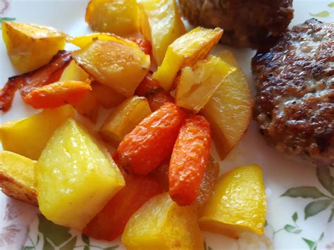 Запечени картофи и моркови