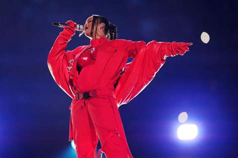 Rihannas Super Bowl Backup Dancers Didnt Know She Was Pregnant Before