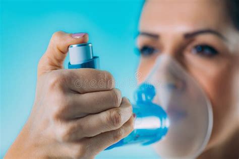 Vrouw Die Inhalator Gebruikt Voor Astma Stock Afbeelding Afbeelding