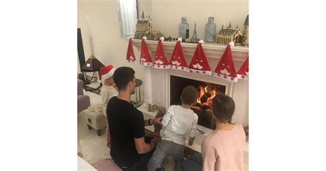 Ноле посреща Коледа пред камината